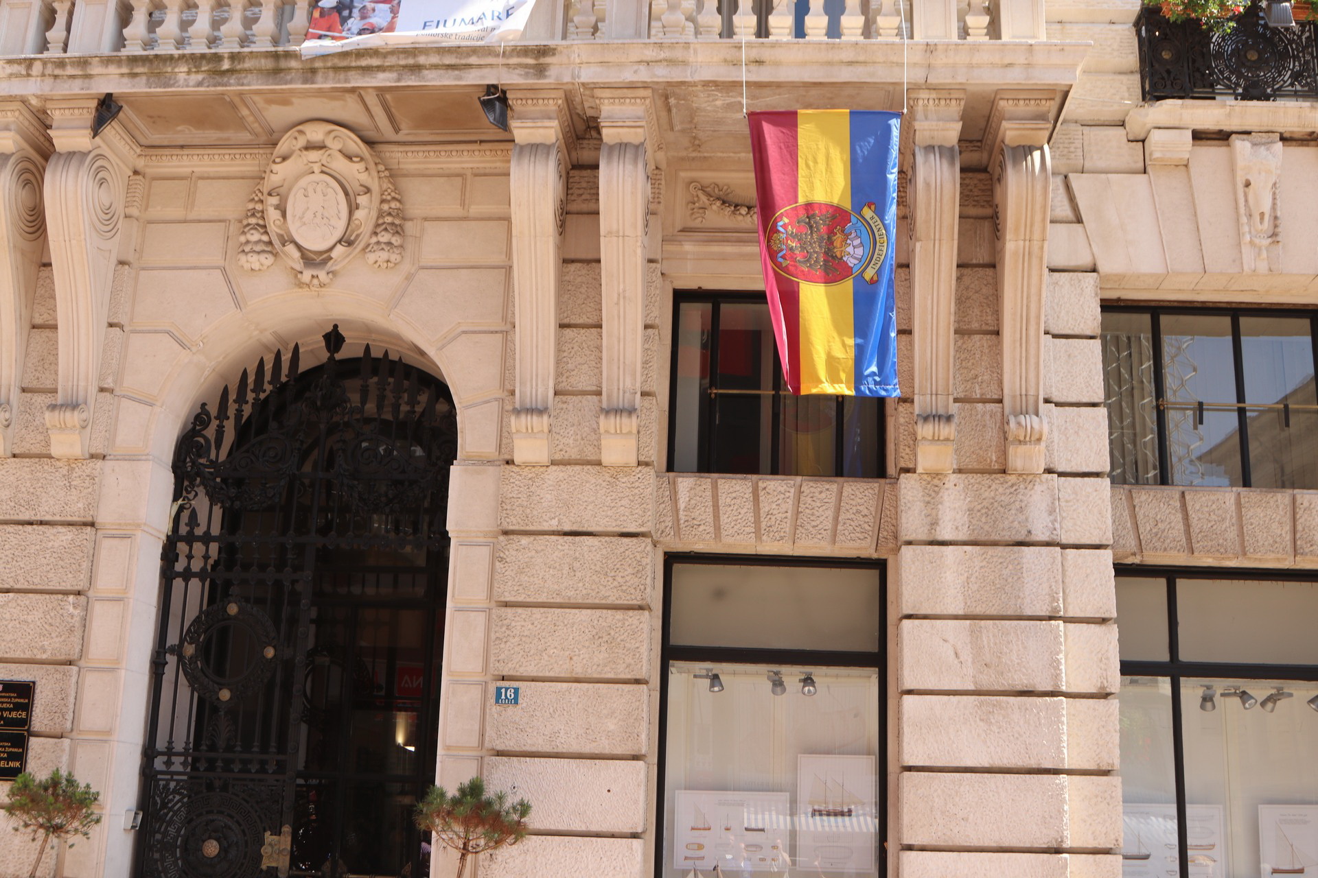 Na balkonu zgrade Grada Rijeke izvješena riječka trobojnica - MojaRijeka
