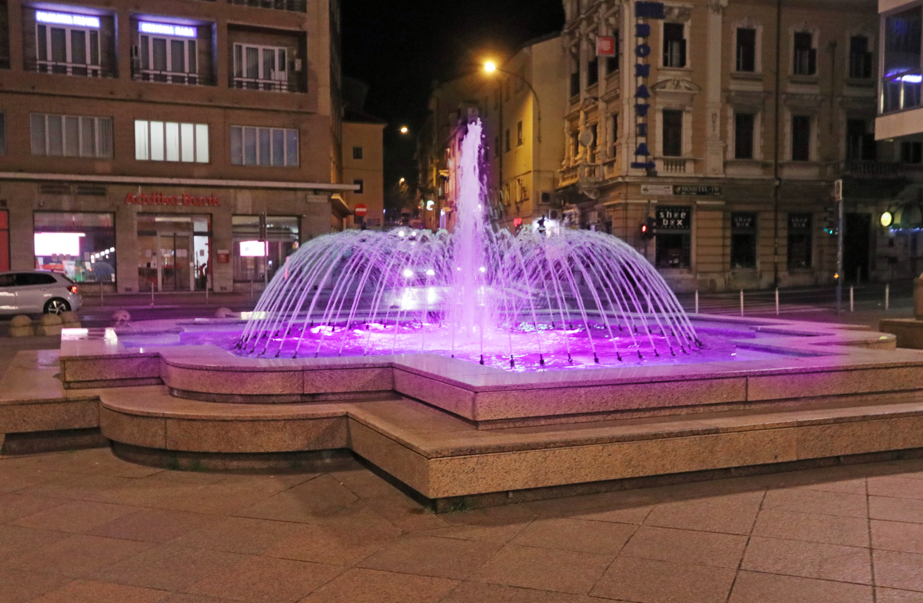 Fontane na Jadranskom trgu večeras u ružičastoj boji - MojaRijeka