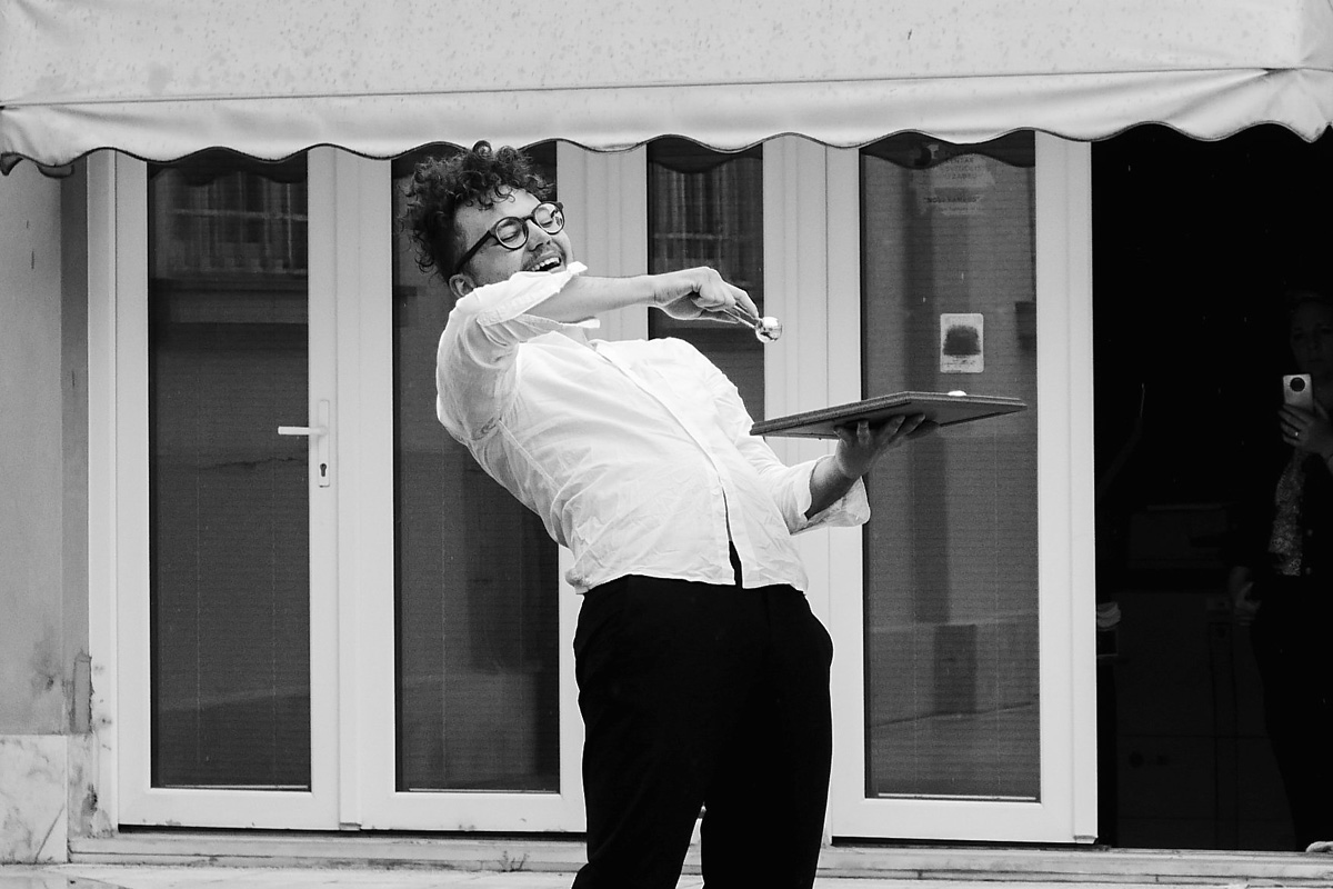 Juraj Šantorić izvodi performans "Sutra je novi rat" - MojaRijeka