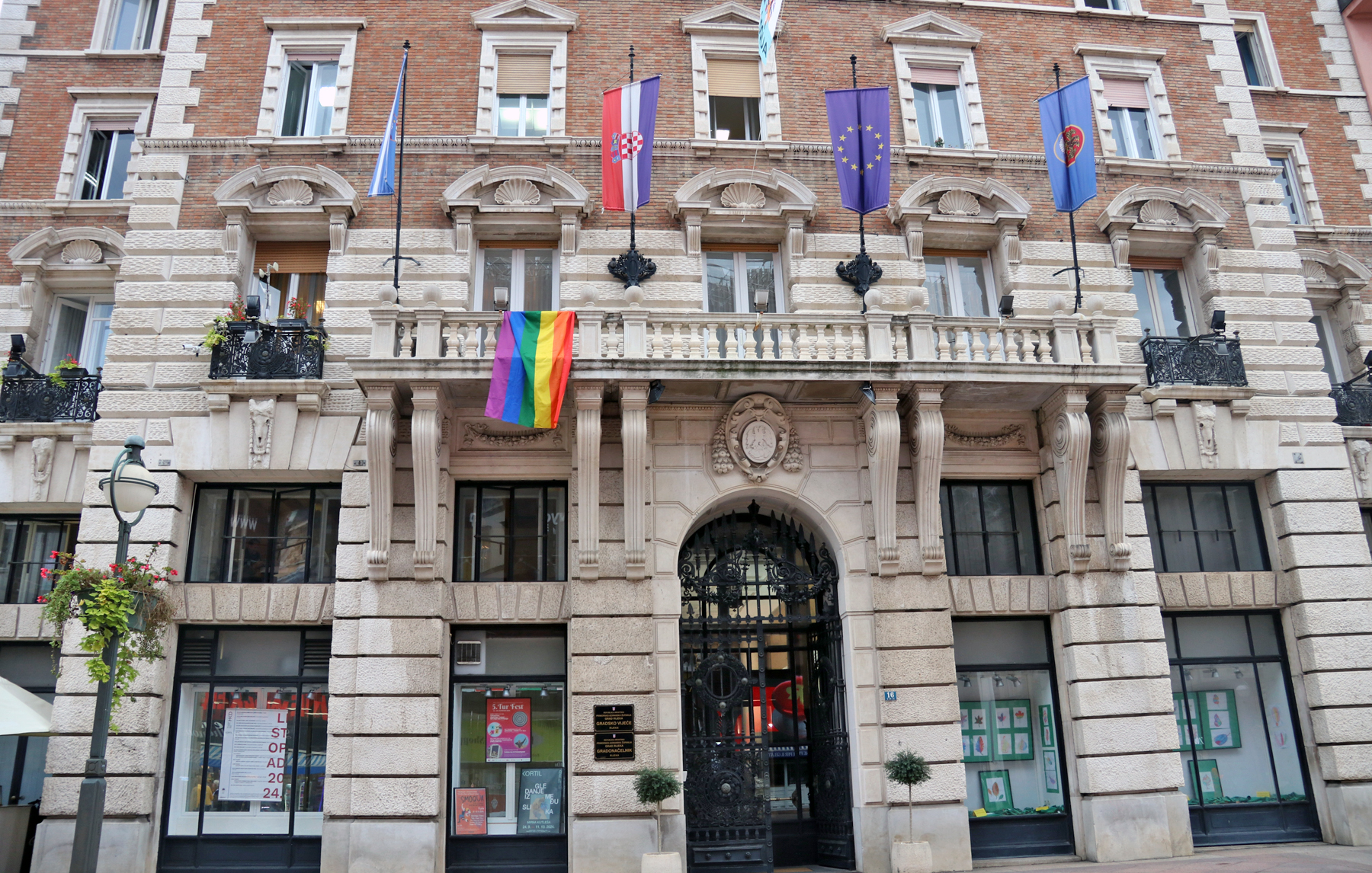 Zastave duginih boja na Korzu i zgradi Grada Rijeke - MojaRijeka